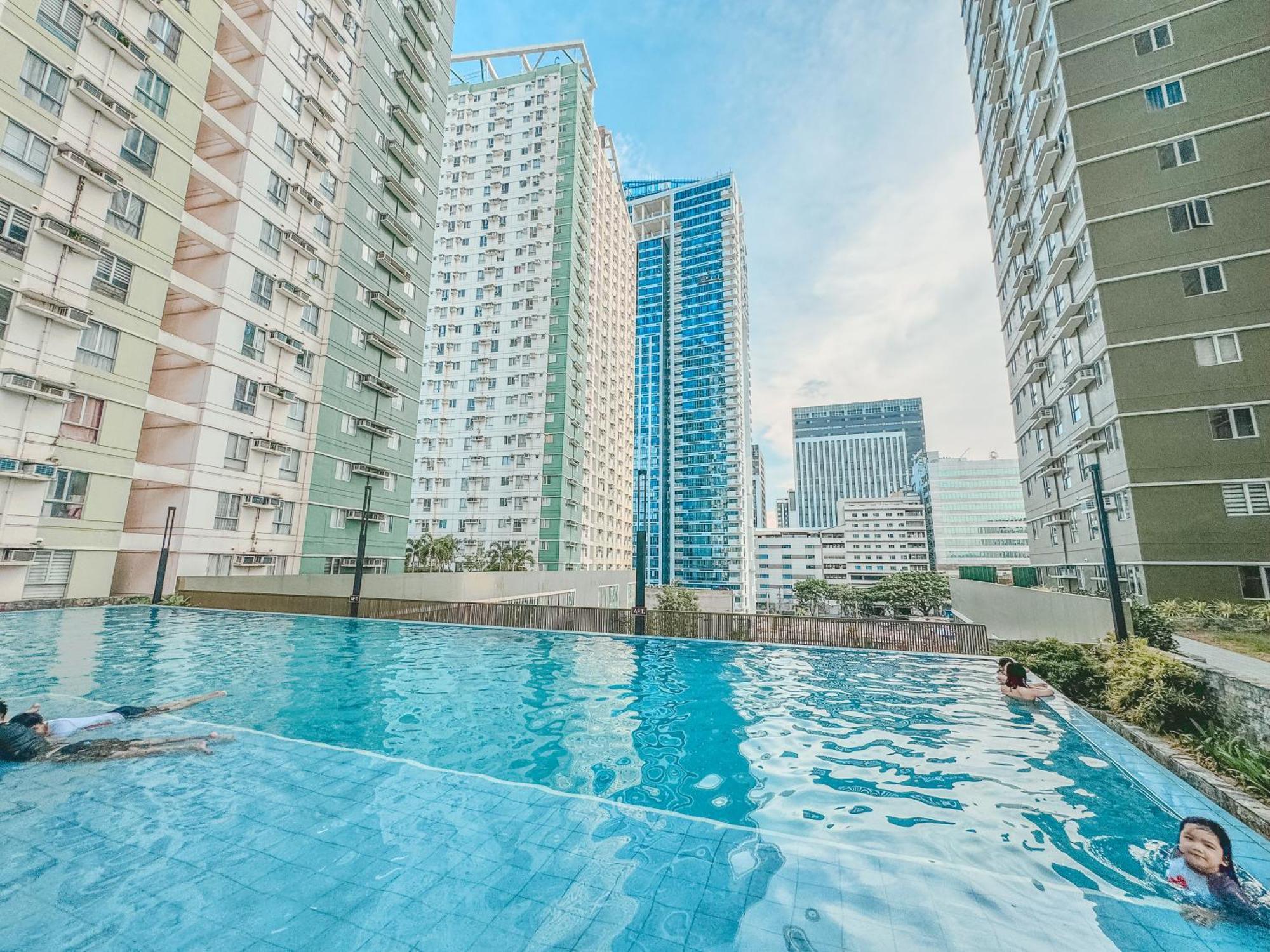HOTEL CEBU CITY CONDO IN IT PARK WITH POOL & NETFLIX, CEBU